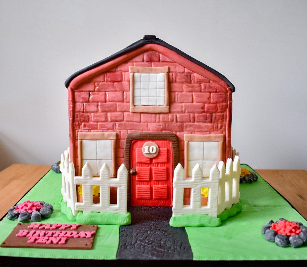 Dee's Cakes n Bakes. Custom-made Cake Creations and Designs.